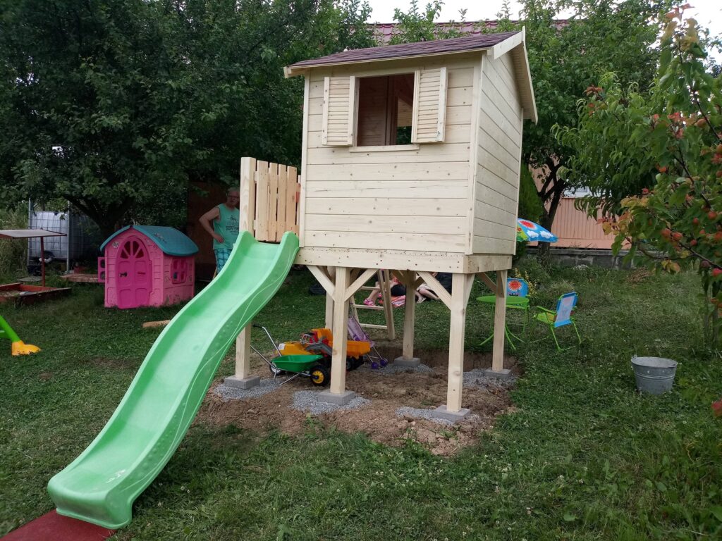 .Drevený detský domček BRUNO 1,6 m x 1,8 m (15 mm hrúbka steny) - Enim SK